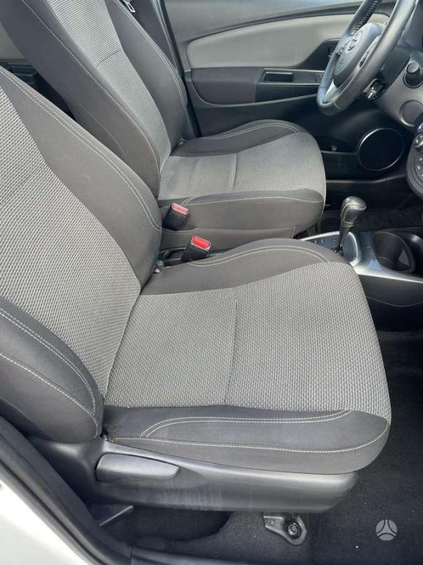 Balts Toyota Yaris 2015 Viļņa, ar dzinēja tilpumu 1.50 L un nobraukumu 222 tūkst. km par 6950 €, foto 9 vietnē AUTOMOTO.COM.LV