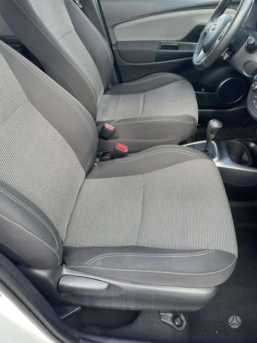 White Toyota Yaris 2015 in Vilnius, with an engine capacity of 1.50 L and mileage of 222 thousand km for 6950 €, photo 9 on AUTOMOTO.COM.LV