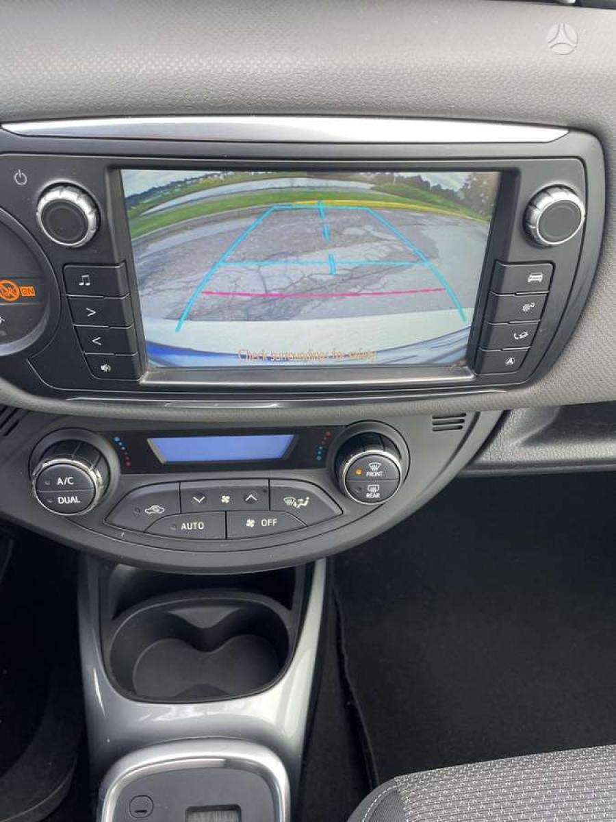 White Toyota Yaris 2015 in Vilnius, with an engine capacity of 1.50 L and mileage of 222 thousand km for 6950 €, photo 11 on AUTOMOTO.COM.LV