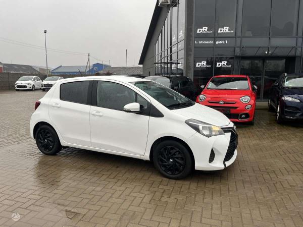 White Toyota Yaris 2016 in Taurage, with an engine capacity of 1.00 L and mileage of 219 thousand km for 5300 €, photo 1 on AUTOMOTO.COM.LV