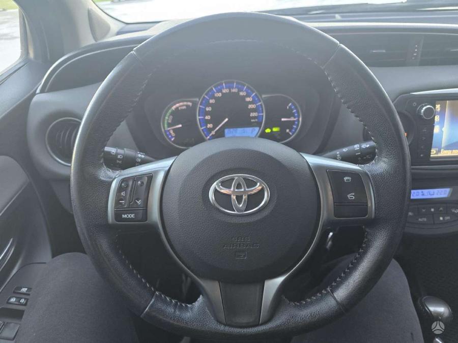 Balts Toyota Yaris 2016 Šauļi, ar dzinēja tilpumu 1.50 L un nobraukumu 300 tūkst. km par 5500 €, foto 14 vietnē AUTOMOTO.COM.LV