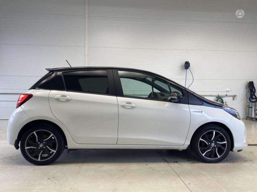 White Toyota Yaris 2016 in Radviliskis, with an engine capacity of 1.50 L and mileage of 222 thousand km for 8750 €, photo 7 on AUTOMOTO.COM.LV