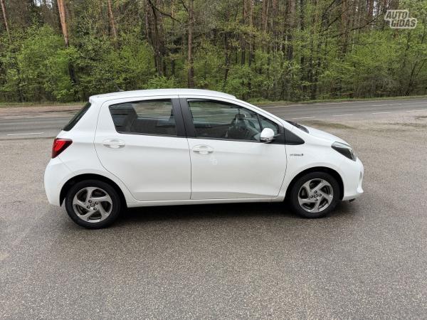 White Toyota Yaris 2016 in Vilnius, with an engine capacity of 1.50 L and mileage of 134 thousand km for 10300 €, photo 3 on AUTOMOTO.COM.LV