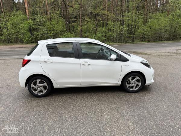 White Toyota Yaris 2016 in Vilnius, with an engine capacity of 1.50 L and mileage of 134 thousand km for 10300 €, photo 4 on AUTOMOTO.COM.LV