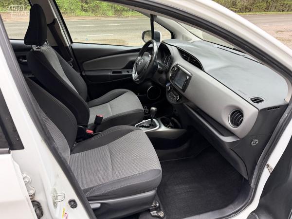 White Toyota Yaris 2016 in Vilnius, with an engine capacity of 1.50 L and mileage of 134 thousand km for 10300 €, photo 10 on AUTOMOTO.COM.LV