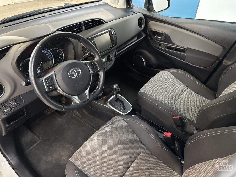 Balts Toyota Yaris 2016 Viļņa, ar dzinēja tilpumu 1.50 L un nobraukumu 90 tūkst. km par 11000 €, foto 9 vietnē AUTOMOTO.COM.LV