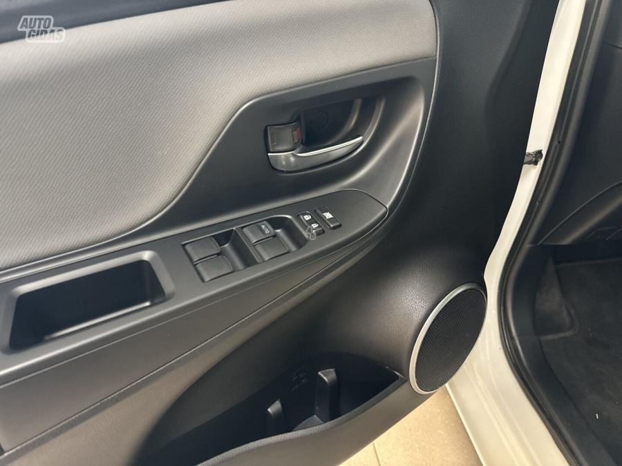 Balts Toyota Yaris 2016 Viļņa, ar dzinēja tilpumu 1.50 L un nobraukumu 90 tūkst. km par 11000 €, foto 10 vietnē AUTOMOTO.COM.LV