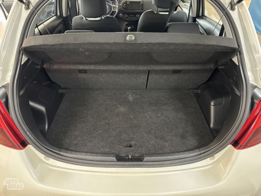 Balts Toyota Yaris 2016 Viļņa, ar dzinēja tilpumu 1.50 L un nobraukumu 90 tūkst. km par 11000 €, foto 25 vietnē AUTOMOTO.COM.LV
