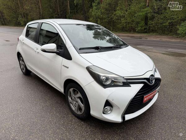 White Toyota Yaris 2016 in Vilnius, with an engine capacity of 1.50 L and mileage of 134 thousand km for 10300 €, photo 2 on AUTOMOTO.COM.LV