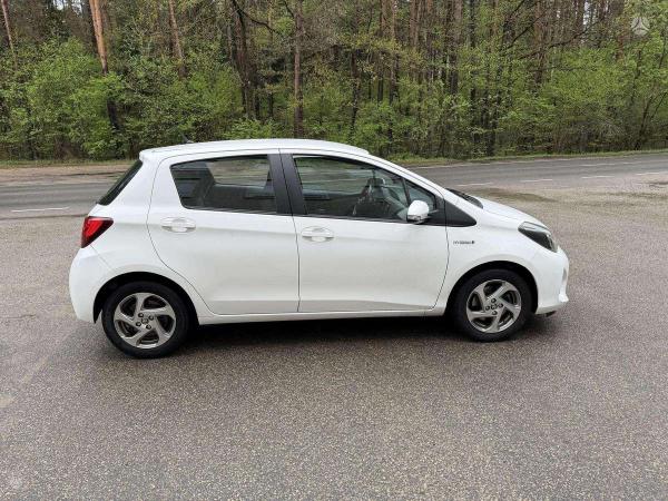 White Toyota Yaris 2016 in Vilnius, with an engine capacity of 1.50 L and mileage of 134 thousand km for 9900 €, photo 3 on AUTOMOTO.COM.LV