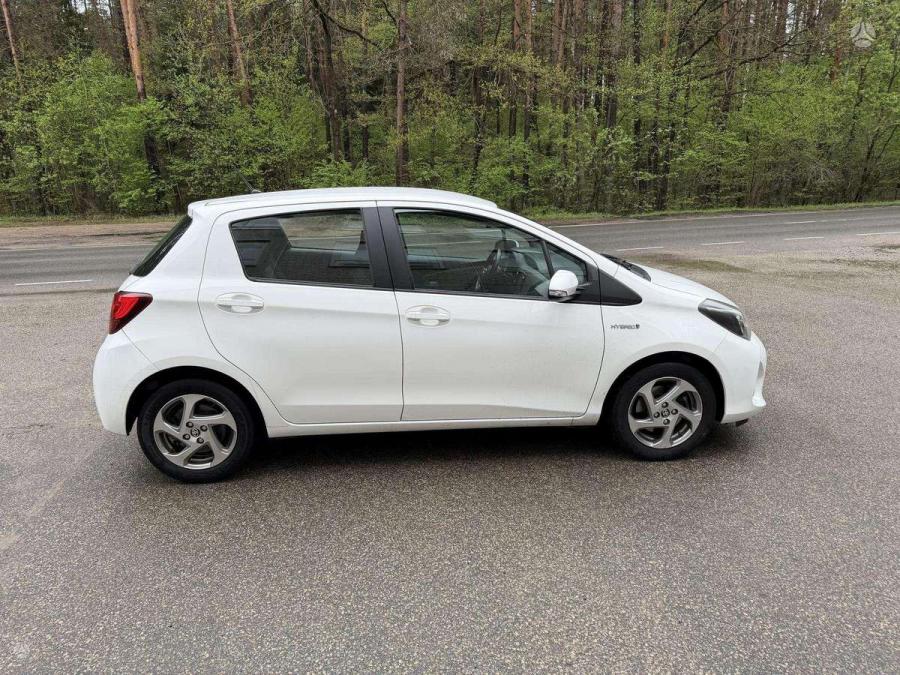 Balts Toyota Yaris 2016 Viļņa, ar dzinēja tilpumu 1.50 L un nobraukumu 134 tūkst. km par 9900 €, foto 4 vietnē AUTOMOTO.COM.LV