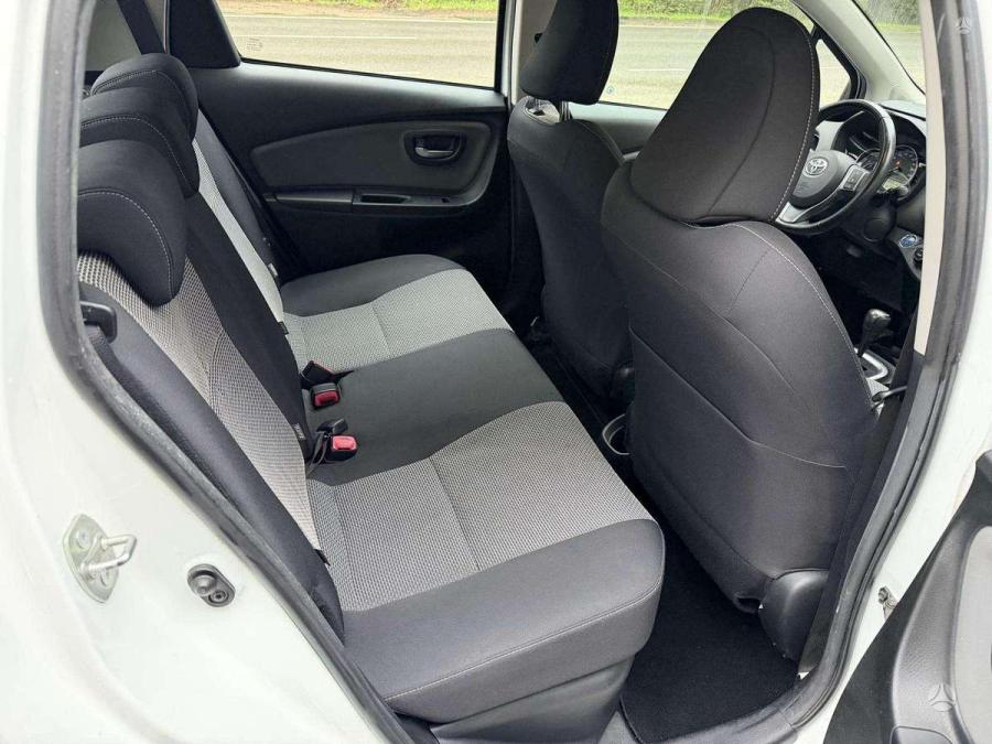 Balts Toyota Yaris 2016 Viļņa, ar dzinēja tilpumu 1.50 L un nobraukumu 134 tūkst. km par 9900 €, foto 13 vietnē AUTOMOTO.COM.LV