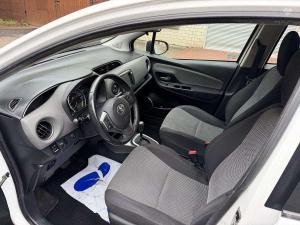 Balts Toyota Yaris 2016 Viļņa, ar dzinēja tilpumu 1.50 L un nobraukumu 134 tūkst. km par 9900 €, foto 22 vietnē AUTOMOTO.COM.LV
