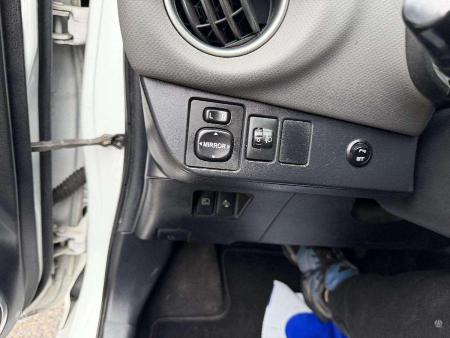 Balts Toyota Yaris 2016 Viļņa, ar dzinēja tilpumu 1.50 L un nobraukumu 134 tūkst. km par 9900 €, foto 28 vietnē AUTOMOTO.COM.LV