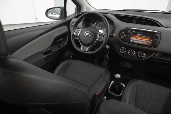 Balts Toyota Yaris 2016 Jelgava, ar dzinēja tilpumu 1.00 L un nobraukumu 203 tūkst. km par 5900 €, foto 7 vietnē AUTOMOTO.COM.LV