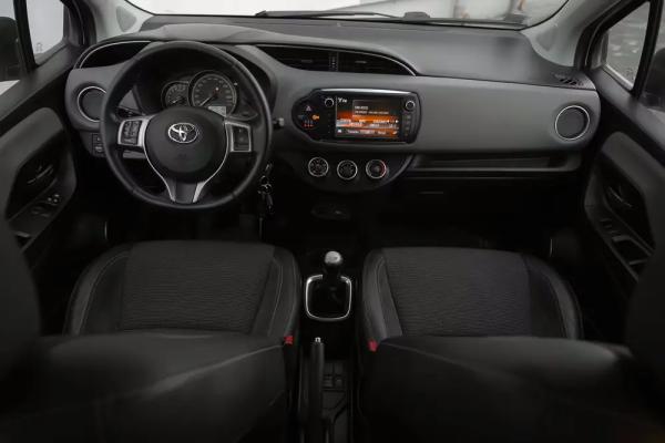 Balts Toyota Yaris 2016 Jelgava, ar dzinēja tilpumu 1.00 L un nobraukumu 203 tūkst. km par 5900 €, foto 8 vietnē AUTOMOTO.COM.LV