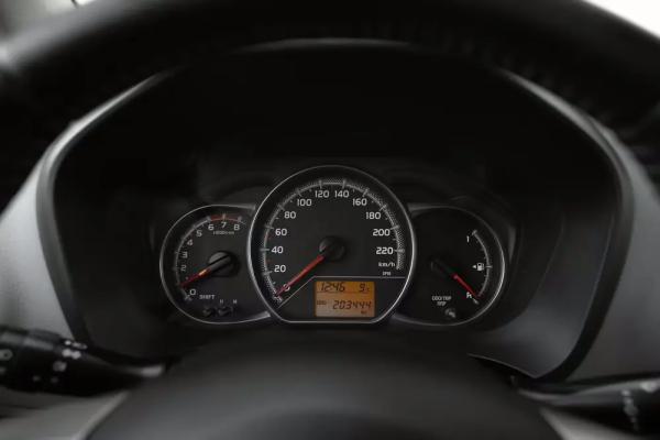 Balts Toyota Yaris 2016 Jelgava, ar dzinēja tilpumu 1.00 L un nobraukumu 203 tūkst. km par 5900 €, foto 10 vietnē AUTOMOTO.COM.LV