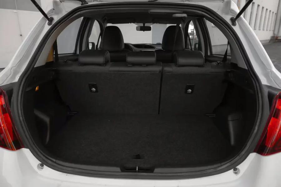Balts Toyota Yaris 2016 Jelgava, ar dzinēja tilpumu 1.00 L un nobraukumu 203 tūkst. km par 5900 €, foto 17 vietnē AUTOMOTO.COM.LV