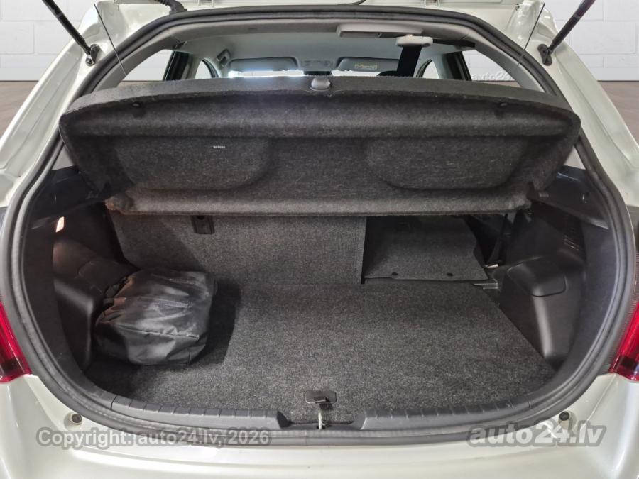 Balts Toyota Yaris 2016 Tallina, ar dzinēja tilpumu 1.50 L un nobraukumu 69 tūkst. km par 11490 €, foto 11 vietnē AUTOMOTO.COM.LV