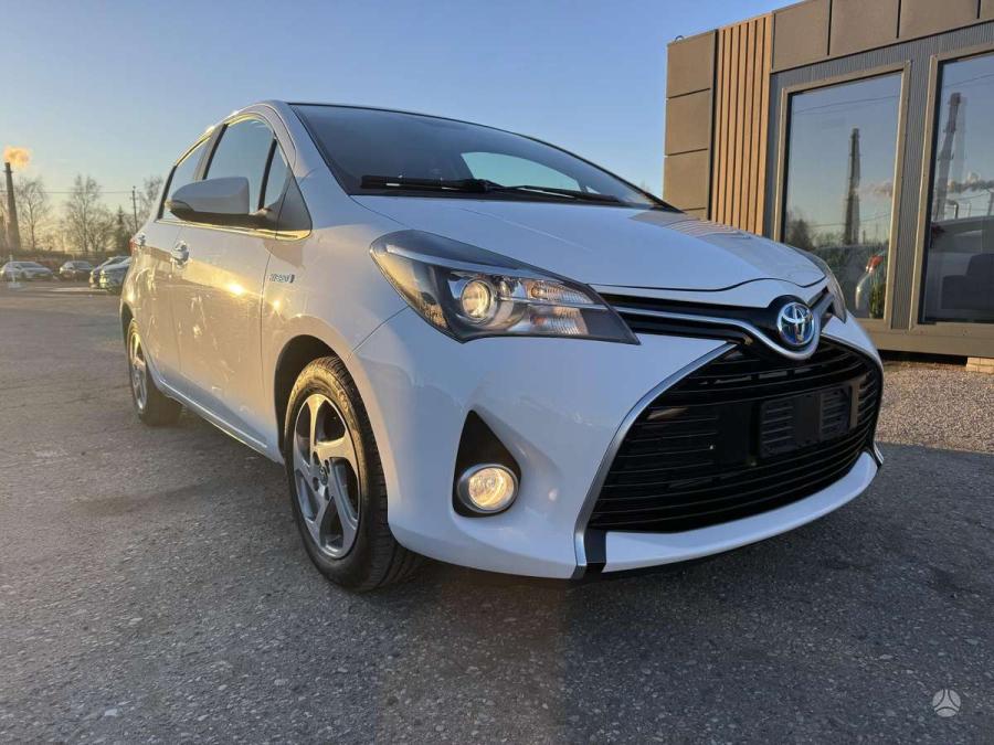 Balts Toyota Yaris 2017 Panevēža, ar dzinēja tilpumu 1.50 L un nobraukumu 140 tūkst. km par 9500 €, foto 1 vietnē AUTOMOTO.COM.LV