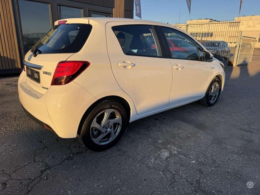 Balts Toyota Yaris 2017 Panevēža, ar dzinēja tilpumu 1.50 L un nobraukumu 140 tūkst. km par 9500 €, foto 3 vietnē AUTOMOTO.COM.LV