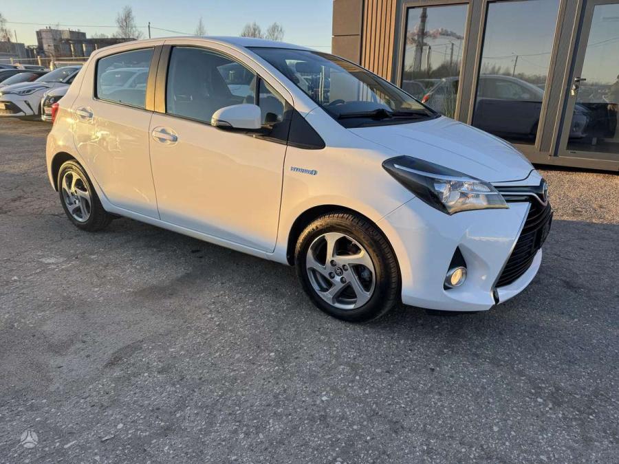 White Toyota Yaris 2017 in Panevezys, with an engine capacity of 1.50 L and mileage of 140 thousand km for 9500 €, photo 2 on AUTOMOTO.COM.LV