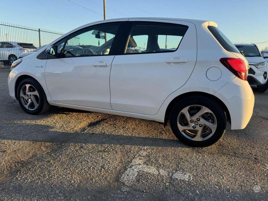 White Toyota Yaris 2017 in Panevezys, with an engine capacity of 1.50 L and mileage of 140 thousand km for 9500 €, photo 6 on AUTOMOTO.COM.LV