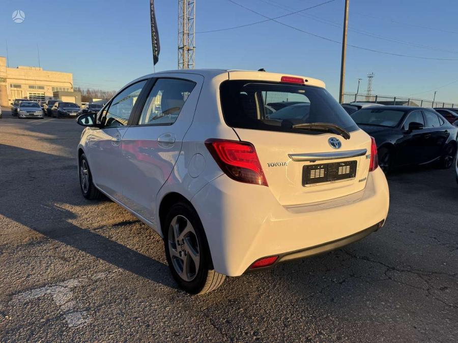 White Toyota Yaris 2017 in Panevezys, with an engine capacity of 1.50 L and mileage of 140 thousand km for 9500 €, photo 9 on AUTOMOTO.COM.LV