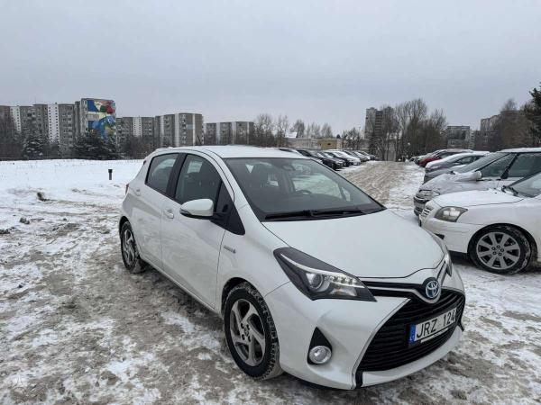 White Toyota Yaris 2017 in Vilnius, with an engine capacity of 1.50 L and mileage of 94 thousand km for 8500 €, photo 1 on AUTOMOTO.COM.LV