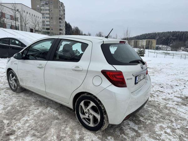 White Toyota Yaris 2017 in Vilnius, with an engine capacity of 1.50 L and mileage of 94 thousand km for 8500 €, photo 2 on AUTOMOTO.COM.LV