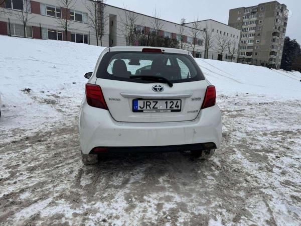 White Toyota Yaris 2017 in Vilnius, with an engine capacity of 1.50 L and mileage of 94 thousand km for 8500 €, photo 3 on AUTOMOTO.COM.LV