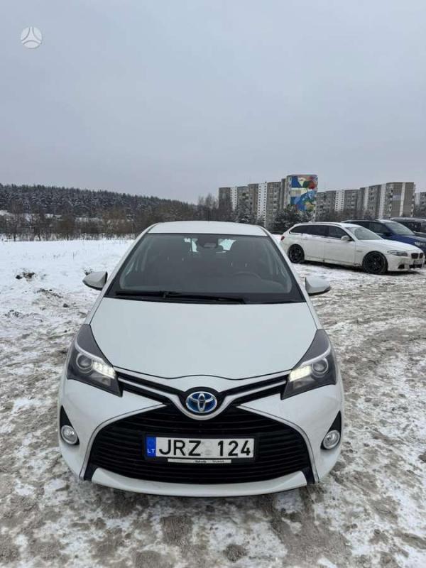 White Toyota Yaris 2017 in Vilnius, with an engine capacity of 1.50 L and mileage of 94 thousand km for 8500 €, photo 4 on AUTOMOTO.COM.LV