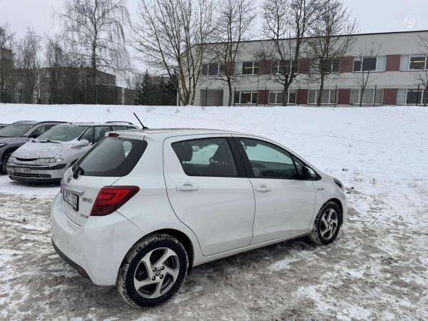 White Toyota Yaris 2017 in Vilnius, with an engine capacity of 1.50 L and mileage of 94 thousand km for 8500 €, photo 6 on AUTOMOTO.COM.LV