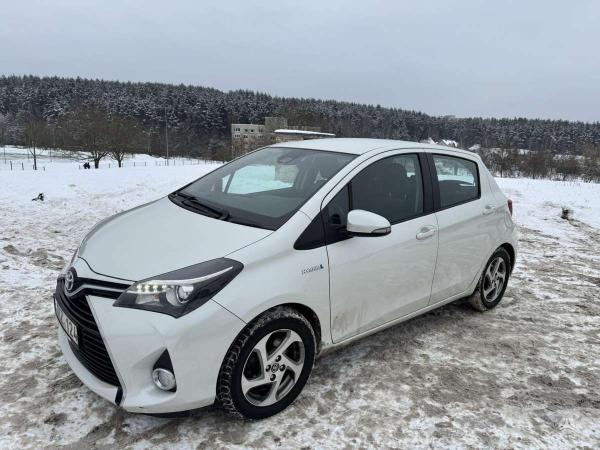 White Toyota Yaris 2017 in Vilnius, with an engine capacity of 1.50 L and mileage of 94 thousand km for 8500 €, photo 9 on AUTOMOTO.COM.LV
