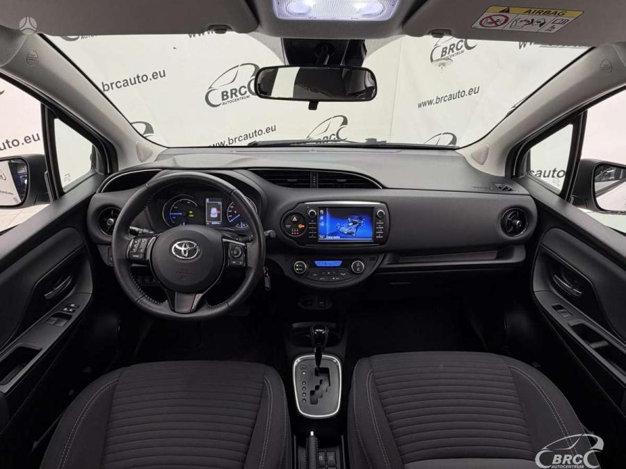 White Toyota Yaris 2017 in Vilnius, with an engine capacity of 1.50 L and mileage of 61 thousand km for 12300 €, photo 4 on AUTOMOTO.COM.LV
