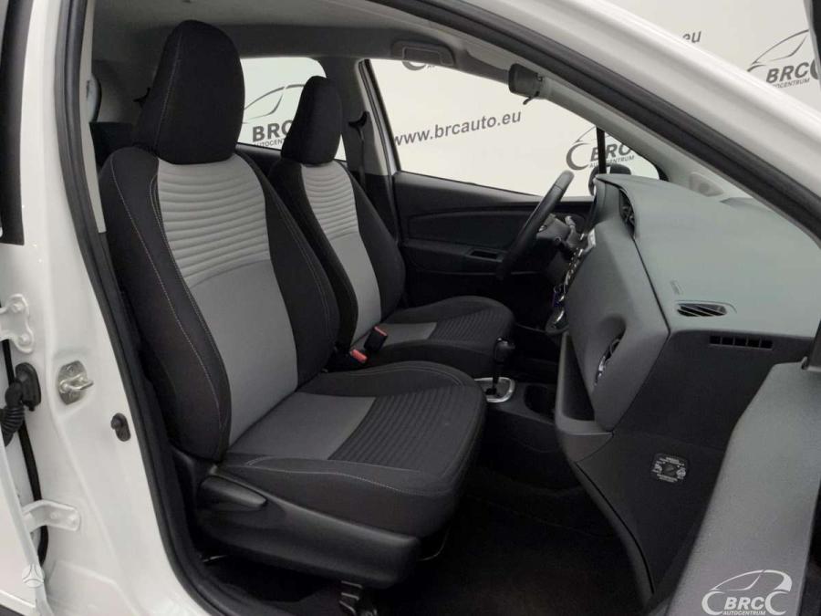 White Toyota Yaris 2017 in Vilnius, with an engine capacity of 1.50 L and mileage of 61 thousand km for 12300 €, photo 8 on AUTOMOTO.COM.LV
