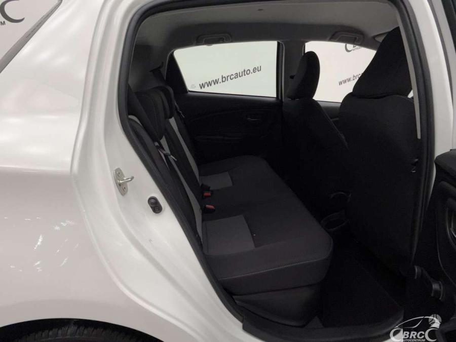 White Toyota Yaris 2017 in Vilnius, with an engine capacity of 1.50 L and mileage of 61 thousand km for 12300 €, photo 10 on AUTOMOTO.COM.LV