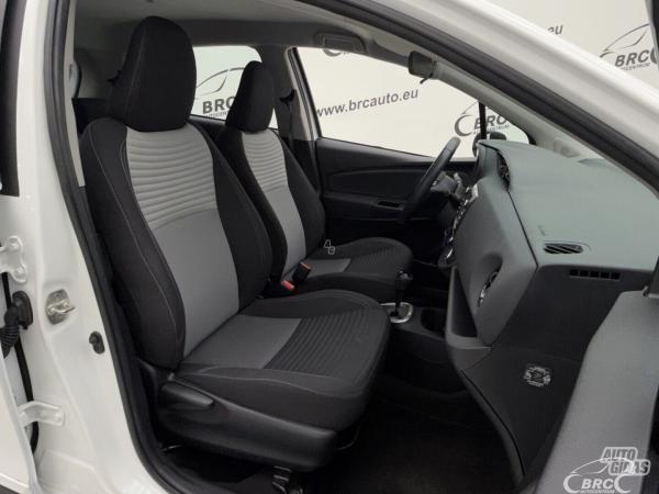 White Toyota Yaris 2017 in Avizieniai, with an engine capacity of 1.50 L and mileage of 61 thousand km for 12300 €, photo 7 on AUTOMOTO.COM.LV