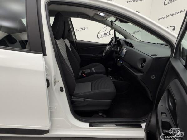 White Toyota Yaris 2017 in Avizieniai, with an engine capacity of 1.50 L and mileage of 61 thousand km for 12300 €, photo 4 on AUTOMOTO.COM.LV