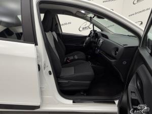 White Toyota Yaris 2017 in Avizieniai, with an engine capacity of 1.50 L and mileage of 61 thousand km for 12300 €, photo 4 on AUTOMOTO.COM.LV