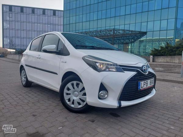 White Toyota Yaris 2017 in Vilnius, with an engine capacity of 1.50 L and mileage of 57 thousand km for 10750 €, photo 1 on AUTOMOTO.COM.LV