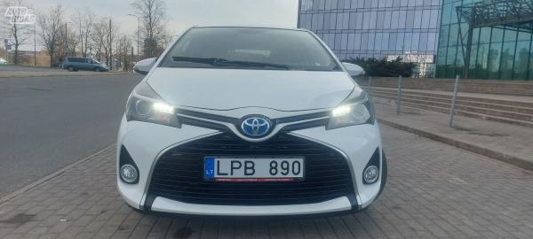 White Toyota Yaris 2017 in Vilnius, with an engine capacity of 1.50 L and mileage of 57 thousand km for 10750 €, photo 2 on AUTOMOTO.COM.LV
