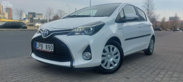 White Toyota Yaris 2017 in Vilnius, with an engine capacity of 1.50 L and mileage of 57 thousand km for 10750 €, photo 3 on AUTOMOTO.COM.LV