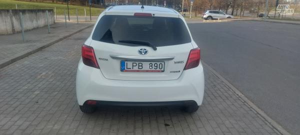 White Toyota Yaris 2017 in Vilnius, with an engine capacity of 1.50 L and mileage of 57 thousand km for 10750 €, photo 5 on AUTOMOTO.COM.LV