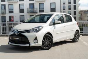 White Toyota Yaris 2017 in Vilnius, with an engine capacity of 1.50 L and mileage of 108 thousand km for 11950 €, photo  on AUTOMOTO.COM.LV