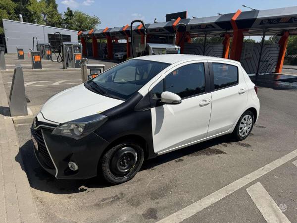 Balts Toyota Yaris 2017 Viļņa, ar dzinēja tilpumu 1.50 L un nobraukumu 223 tūkst. km par 4500 €, foto 2 vietnē AUTOMOTO.COM.LV