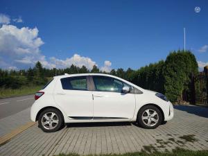 White Toyota Yaris 2017 in Gargzdai, with an engine capacity of 1.36 L and mileage of 175 thousand km for 6600 €, photo 3 on AUTOMOTO.COM.LV