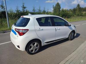 White Toyota Yaris 2017 in Gargzdai, with an engine capacity of 1.36 L and mileage of 175 thousand km for 6600 €, photo 4 on AUTOMOTO.COM.LV