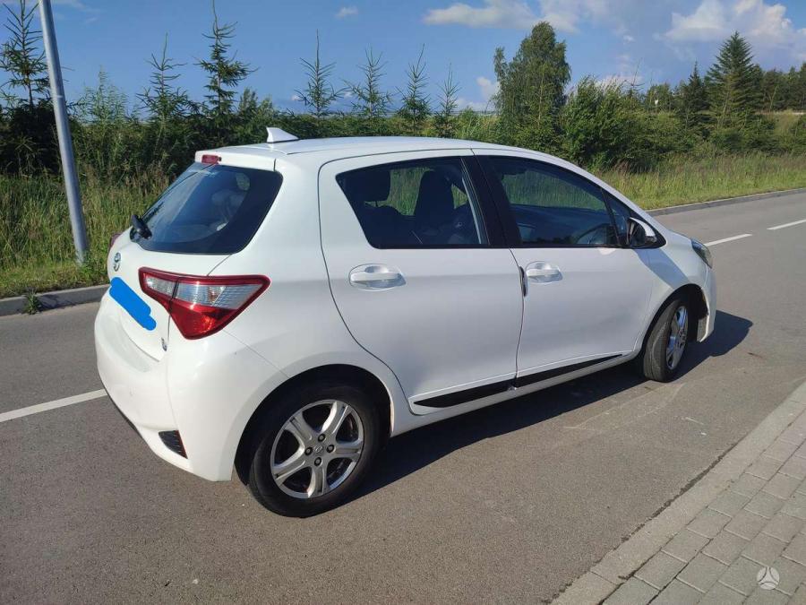 White Toyota Yaris 2017 in Gargzdai, with an engine capacity of 1.36 L and mileage of 175 thousand km for 6600 €, photo 4 on AUTOMOTO.COM.LV