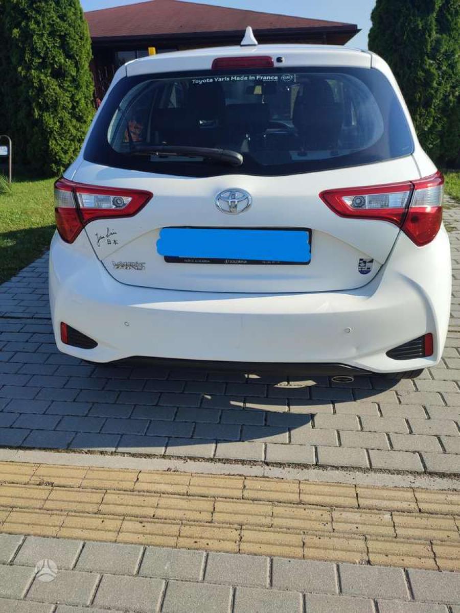 White Toyota Yaris 2017 in Gargzdai, with an engine capacity of 1.36 L and mileage of 175 thousand km for 6600 €, photo 5 on AUTOMOTO.COM.LV